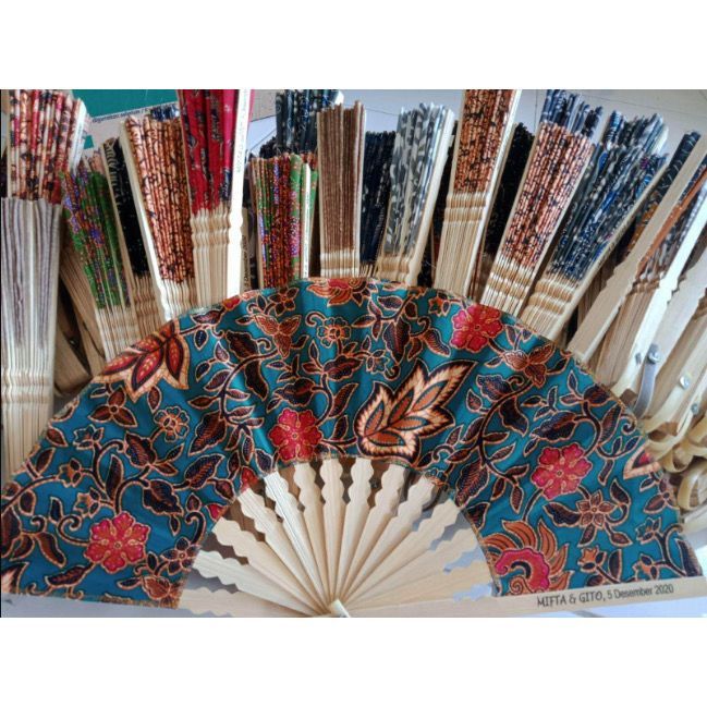 Cenderahati Kipas Batik Kayu Saiz 18cm 9 Segmen Hadiah Perkahwinan ...