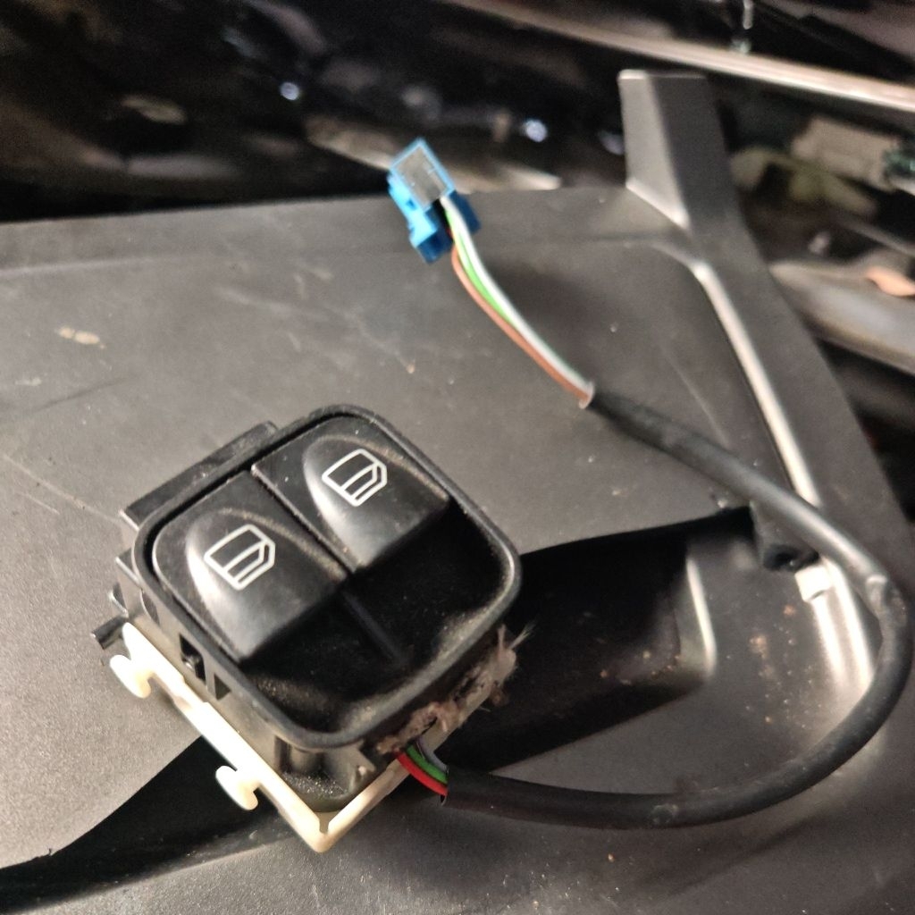 Mercedes w203 couple 2 door power window switch | Shopee Malaysia
