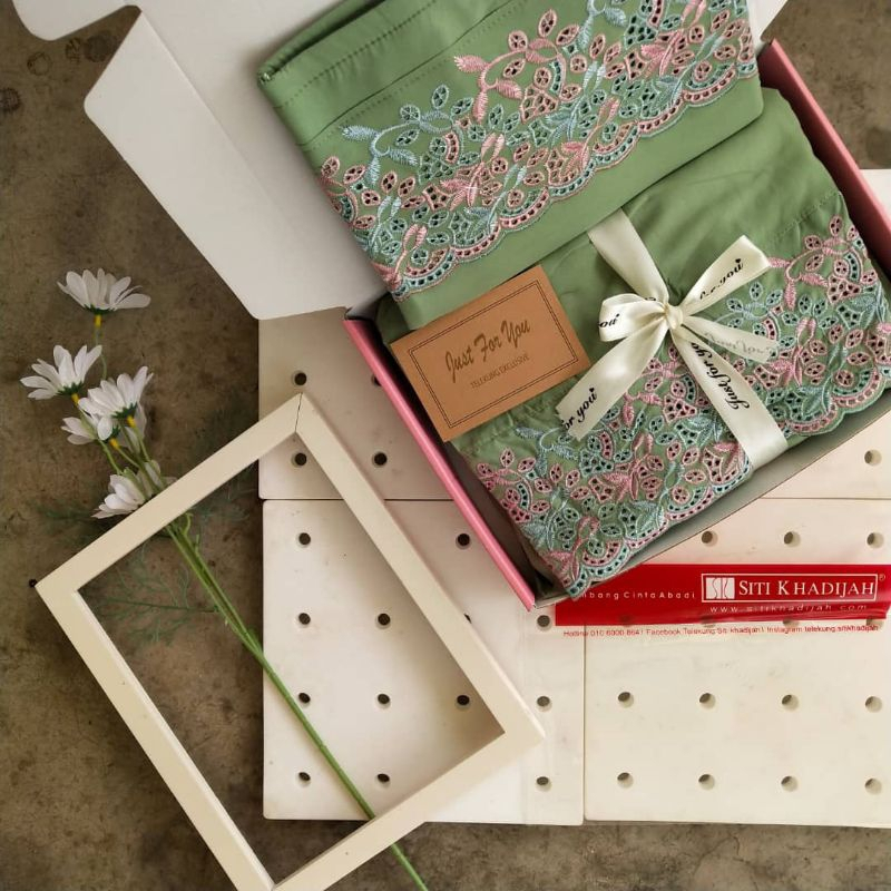Telekung Sulam Cotton Aleena Giftbox set FREE SK Beg woven termurah ...