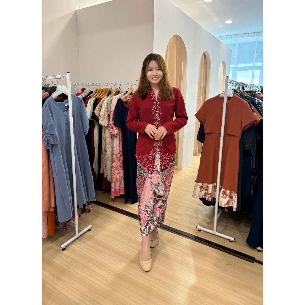 Full Set Daisy Plain Kebaya with Batik Pario Set Wear Traditional Batik Kebaya Pario Skirt ...