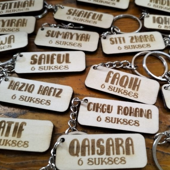 47x18mm wooden keychain kayu custom nama cikgu, murid, pekerja ...