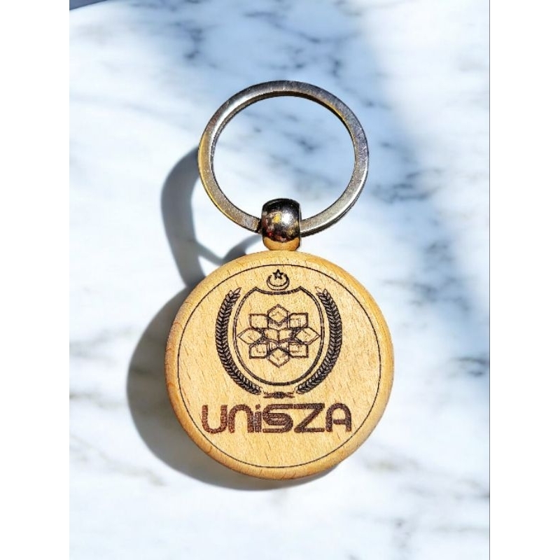 key chain ukiran kayu(tempah nama sendiri) dan kotak hadiah | Shopee ...