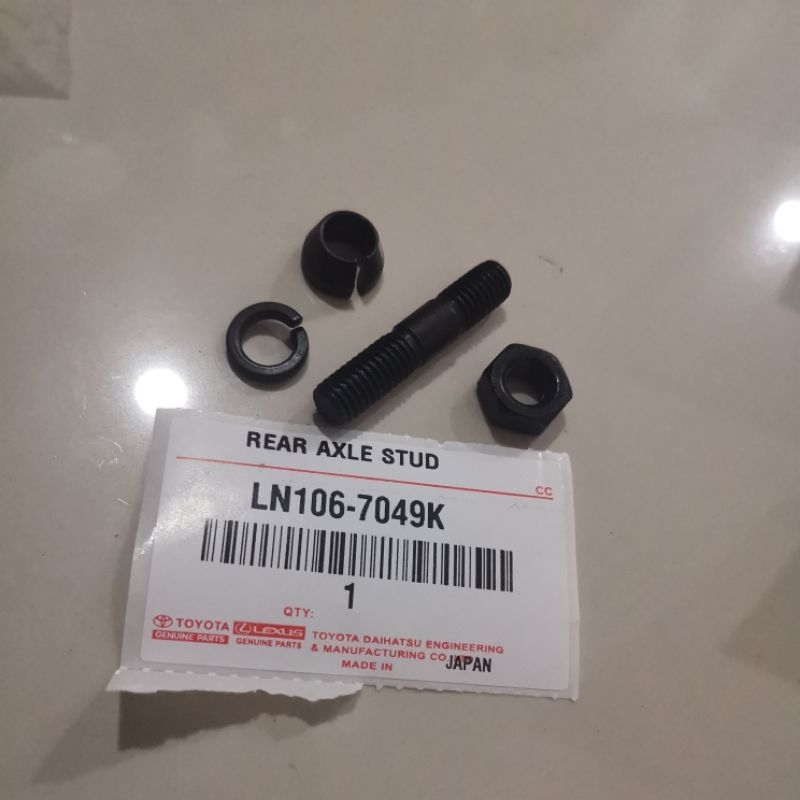 ORIGINAL TOYOTA HILUX LN106 LN65 REAR AXLE STUD WITH SLEEVE (M8) [SET ...