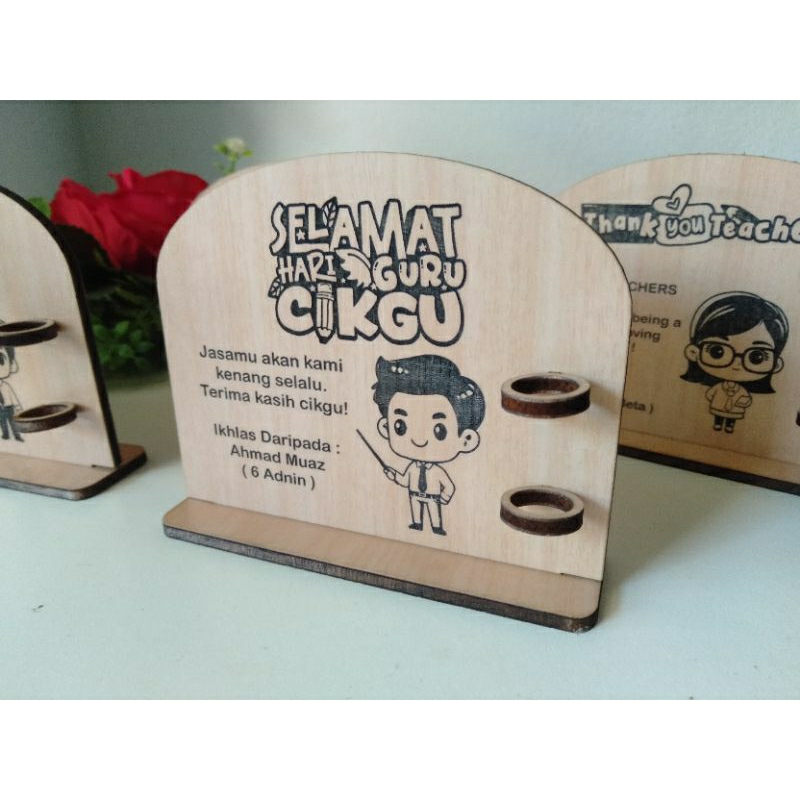 Mini Plak Hari Guru pen holder kayu ukir custom ayat nama ucapan hadiah ...