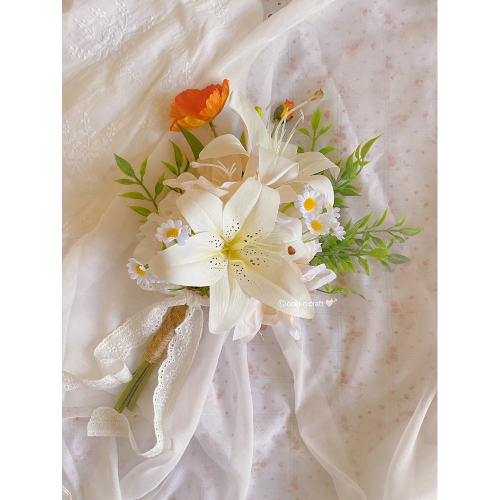 White lily mix champagne and orange hand bouquet Bunga tangan nikah ...