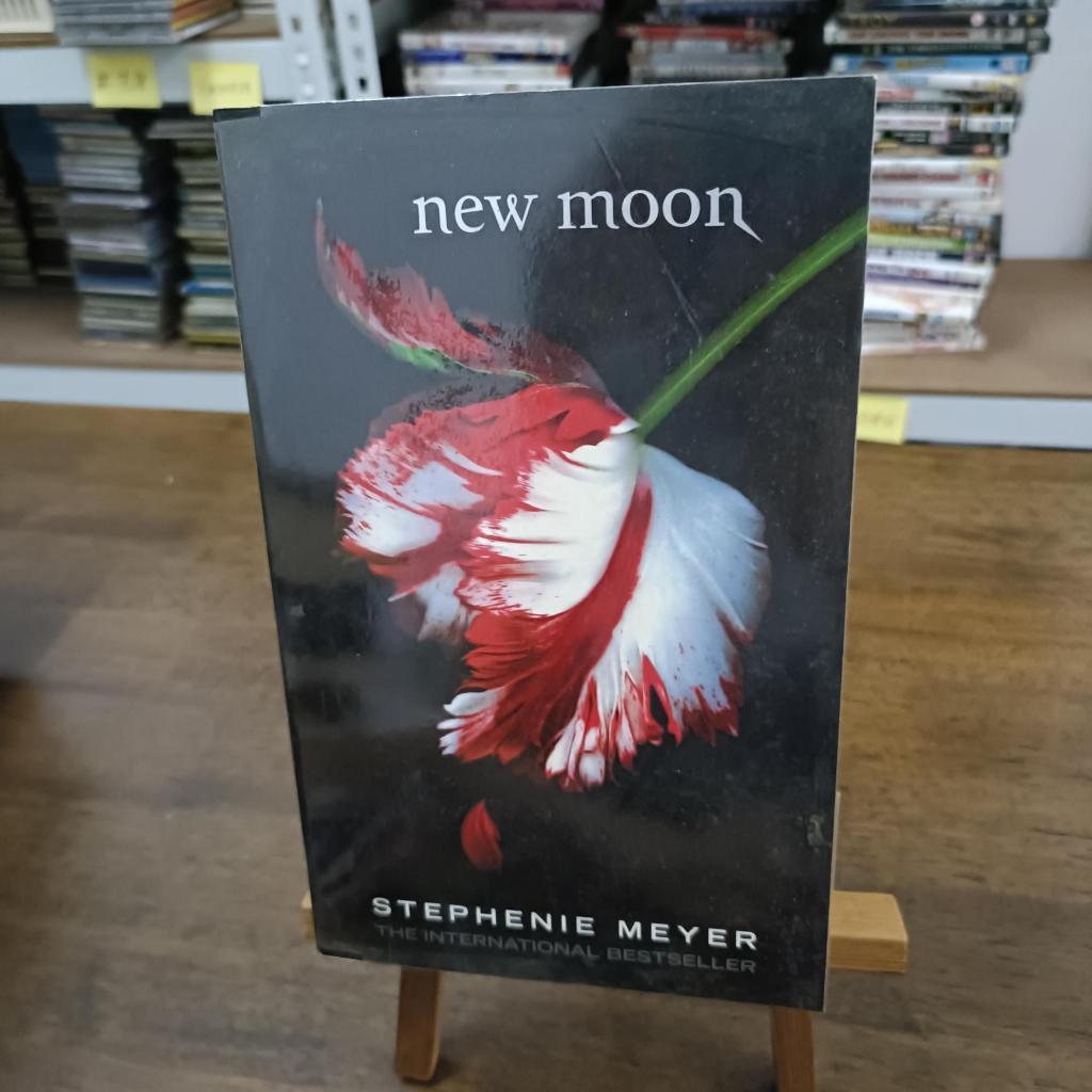 The Twilight Saga #2 New Moon Stephenie Meyer | Shopee Malaysia