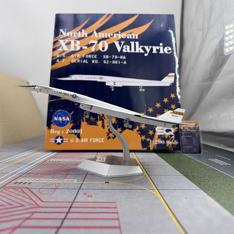 North America XB-70 Valkyrie 1/200 Diecast display model SQ wings ...
