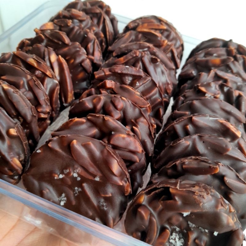 Sea Salt Almond Clusters RAYA 2025!! (30pcs) MADE UPON ORDER | Kuih ...