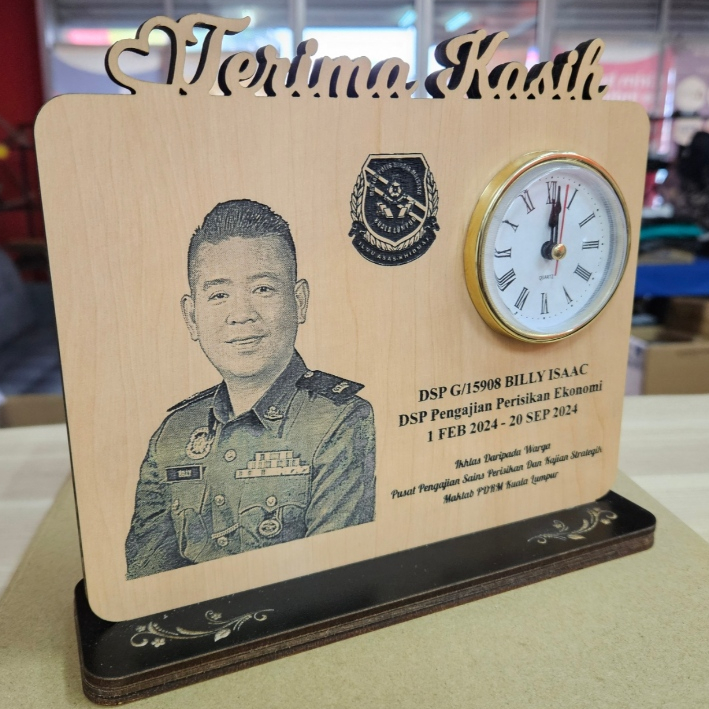 Personal Customized Gift With Clock Hadiah Plak Cenderamata Woode ...