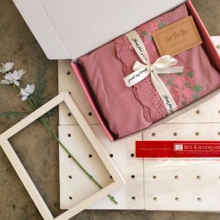 Telekung cotton sulam Aishaa set giftbox Free beg woven, beg sulam ...
