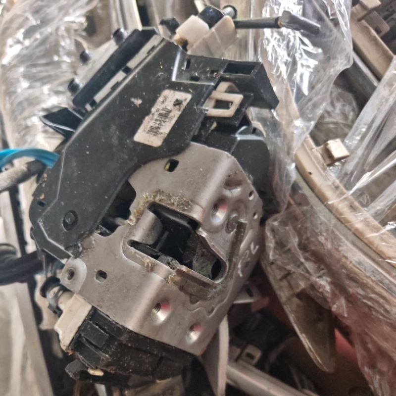 mercedes benz w204 w212 door lock （4pin wayar）used ori | Shopee Malaysia