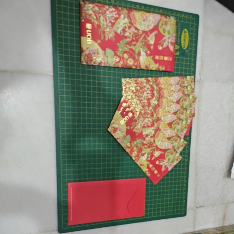 UOB 2025 ang pow red packet 8pcs with a (cover a bit dented) | Shopee Malaysia