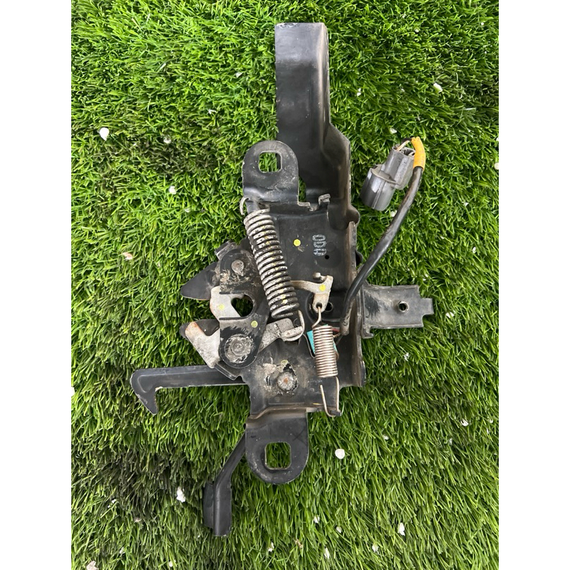 Isuzu Dmax Iteq 2008-2012 Front Bonnet lock used Original | Shopee Malaysia