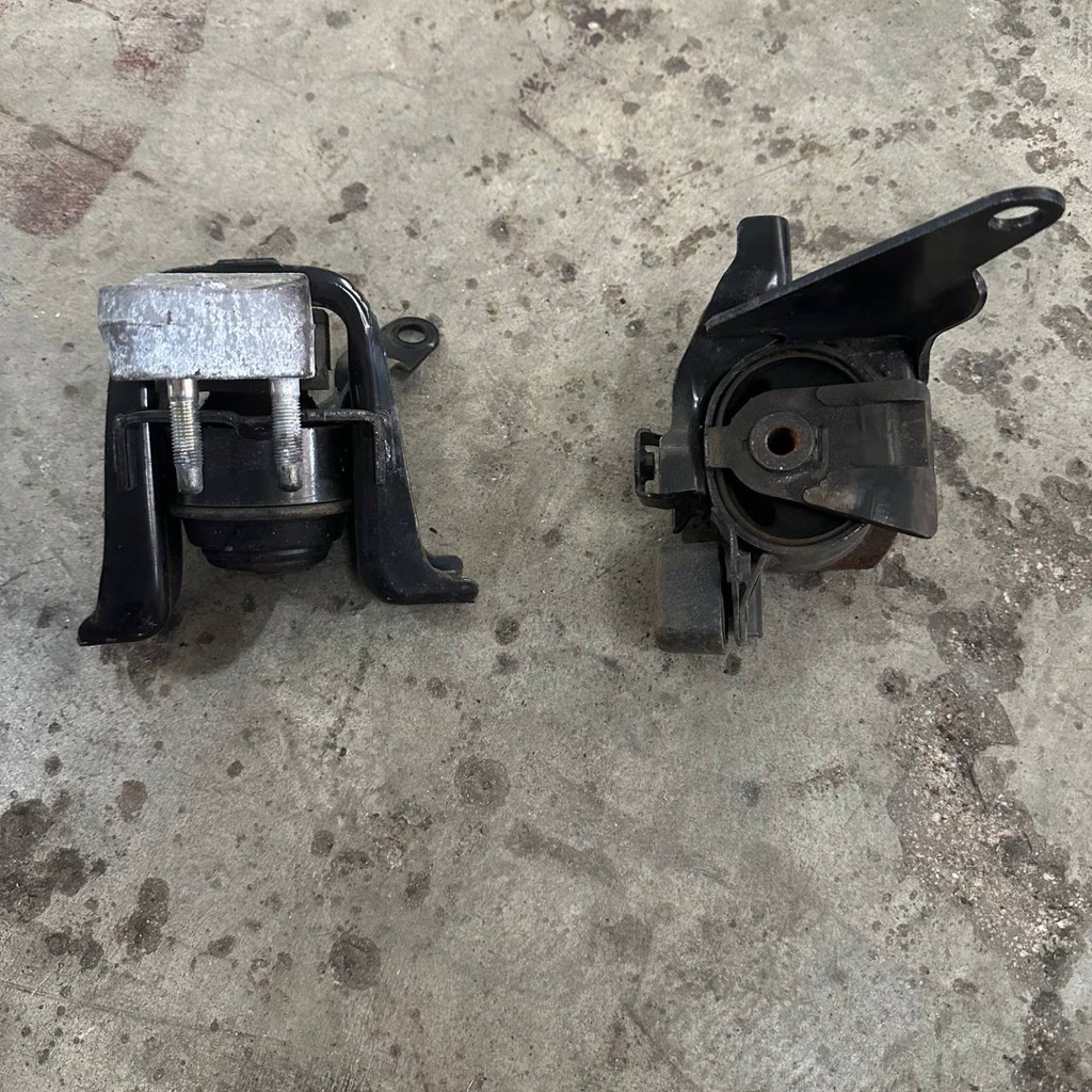 TOYOTA WISH ZNE10 1ZZ 1.8 ENGINE MOUNTING GEAR BOX MOUNTING ORIGINAL ...