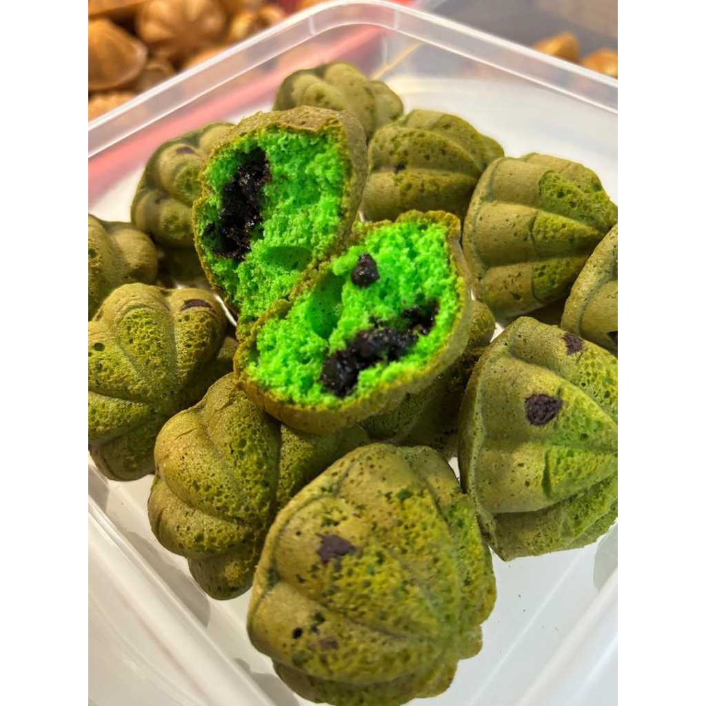 Royale Bahulu Pandan Chocolate Chip (12 biji besar) | Shopee Malaysia