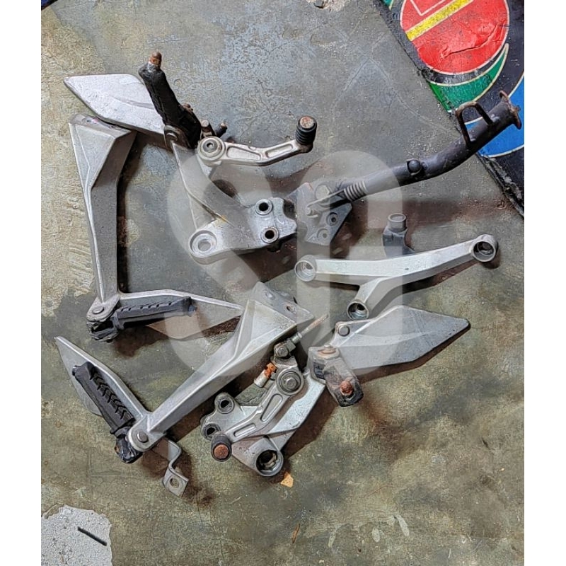 KTM Duke 200, 250, 390 Footrest bracket full set with stand | Shopee ...