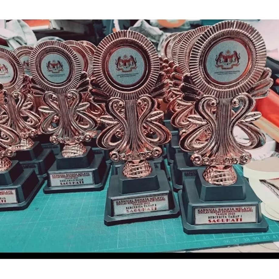 Trophy/Piala/Plak/Hadiah budget bersama tulisan | Shopee Malaysia