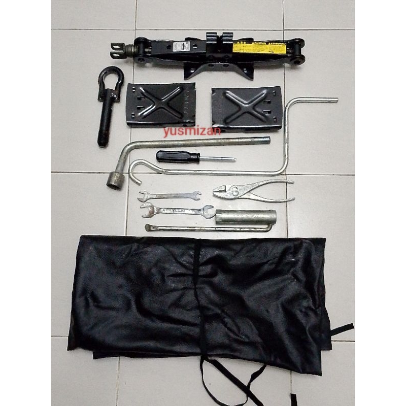 TOYOTA TOOLS CAR SET WITH BIG BAG JACK 700KG | Shopee Malaysia