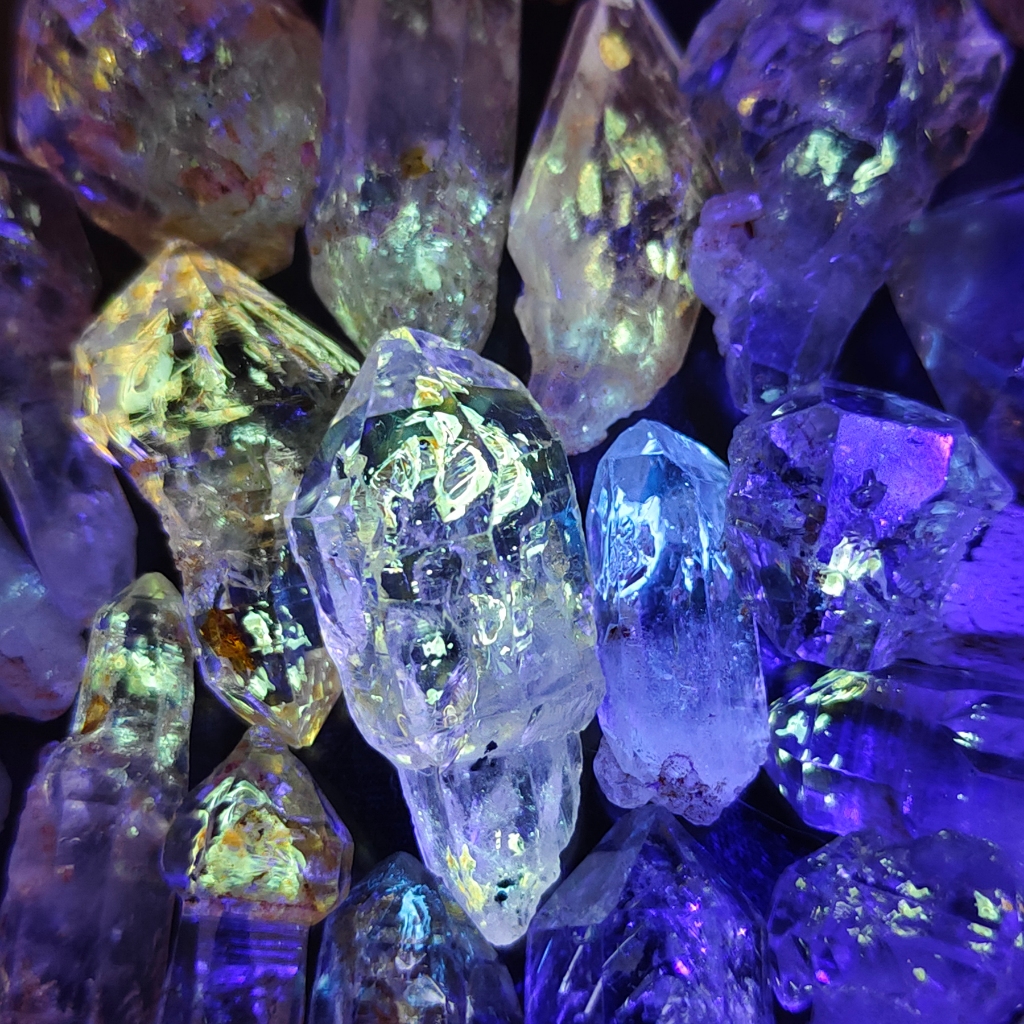 [BUY5FREE1] Natural Raw Crystal Skeletal Quartz with UV reaction 天然水晶原石 ...