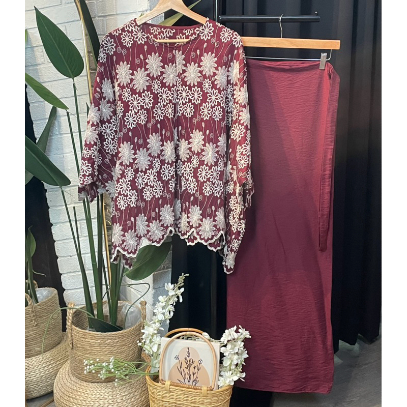CEMPAKA PARIO SET EMBROIDERY BAJU RAYA 2025 BAJU RAYA TEMA BURGANDY ...