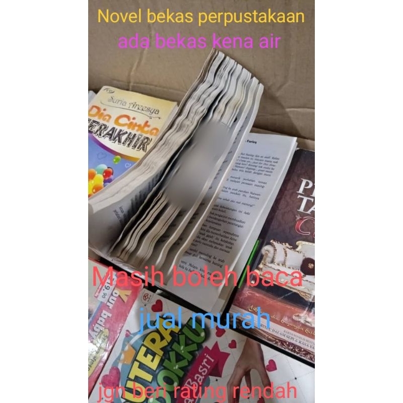 Novel Melayu terpakai lusuh bekas perpustakaan. Ada bekas kena air. Ada ...