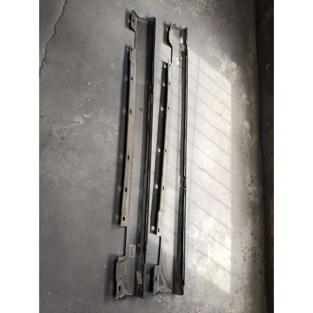 mercedes Benz w204 side skirt LH and RH original | Shopee Malaysia