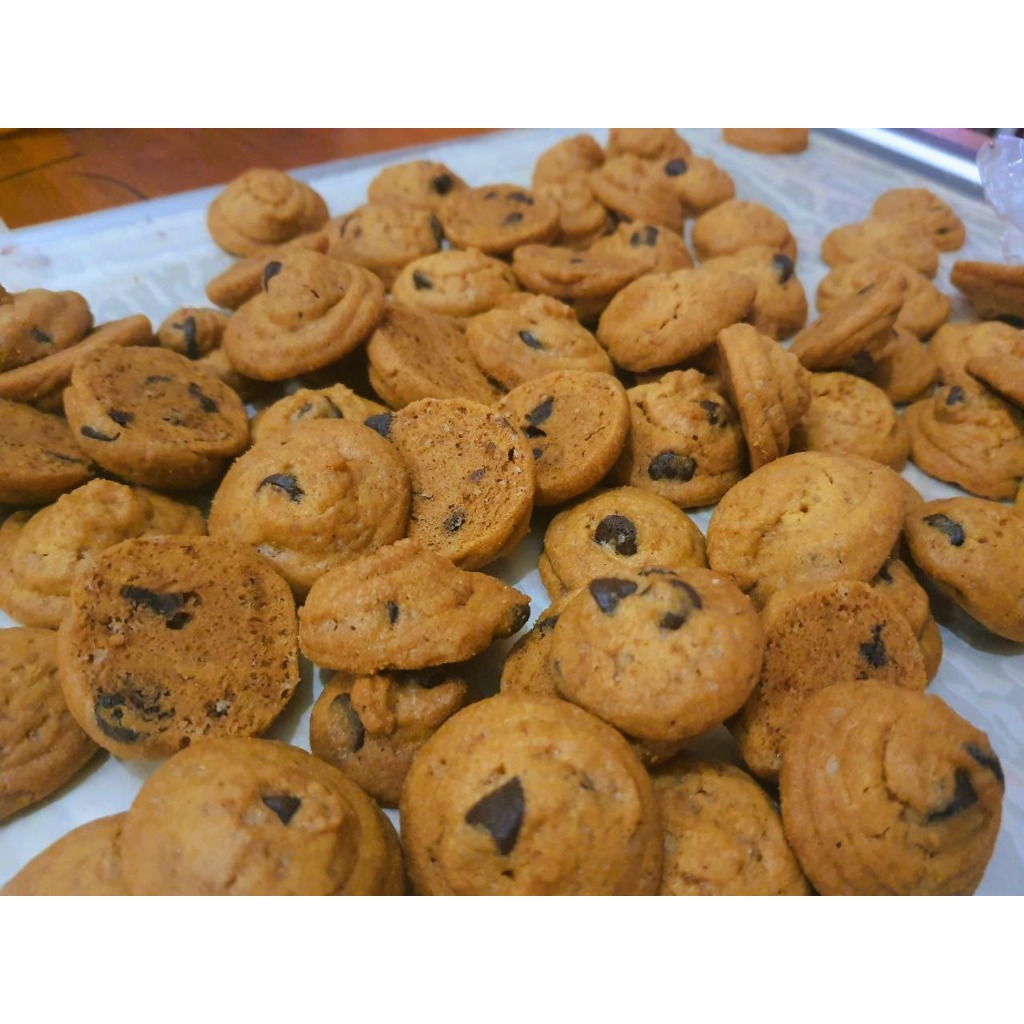 Fresh bake biskut raya/cookies 250g chocolate chip/red velvet | Shopee ...