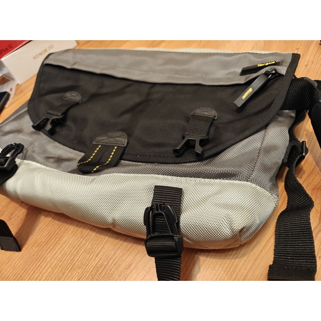 Targus Messenger Brick Laptop Bag(DEMO) | Shopee Malaysia