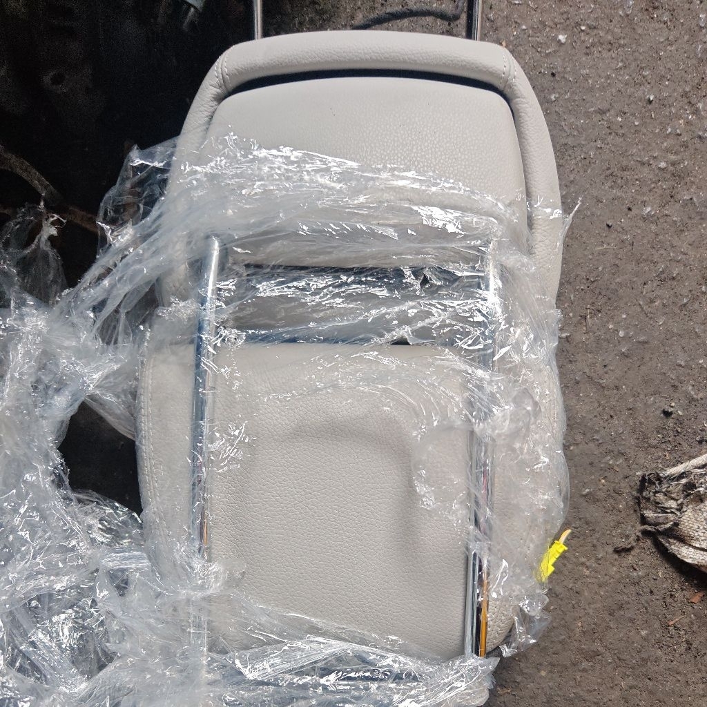 mercedes benz w204 headrest used ori | Shopee Malaysia