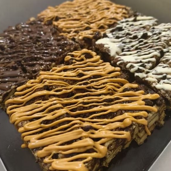 KEK BATIK CRUNCHY by batik soolicious (size 8") Free topping + oreo ...