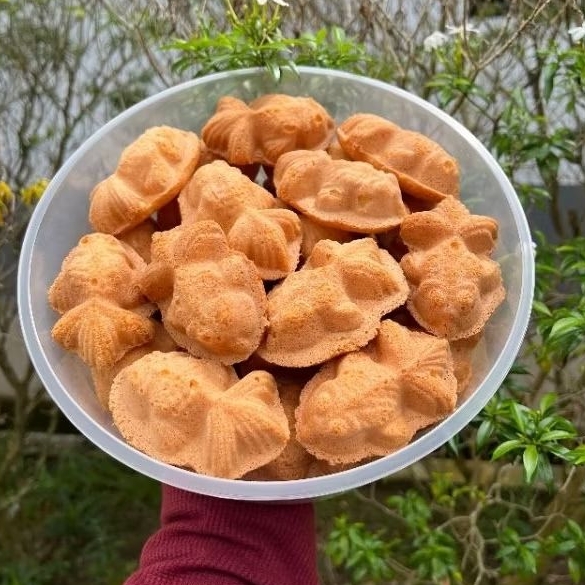 Syuros Bahulu ikan emas dalam bekas besar kurang manis | Shopee Malaysia