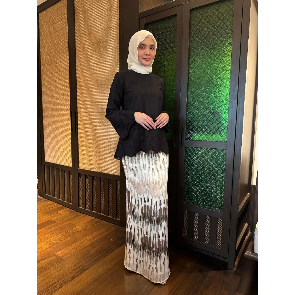 DEWI DIARY ANITA EMBROIDERED TOP WITH SKIRT BY NOSTALGIA RAYA 2025 ...