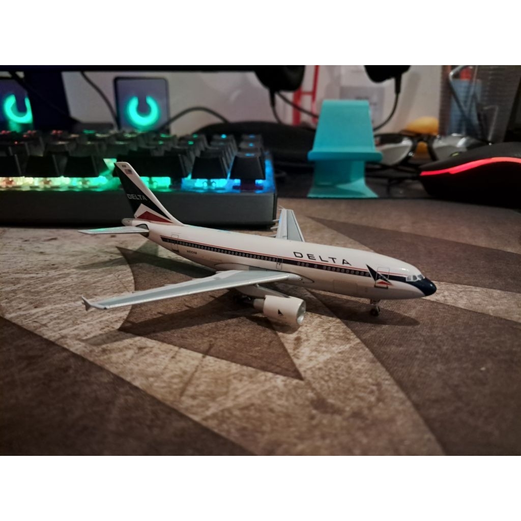 1/400 scale Delta Airlines Airbus A310-300 aircraft model (Aeroclassics ...