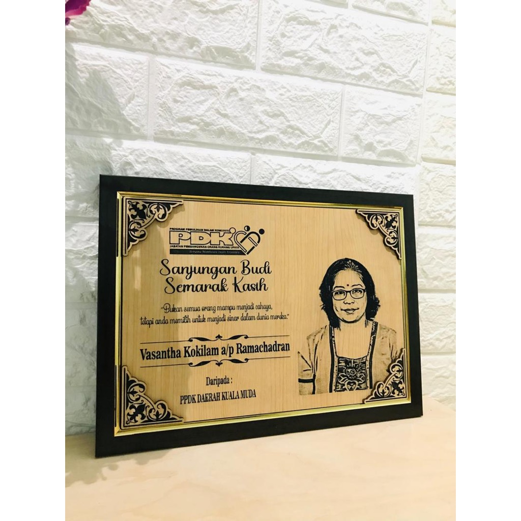 Frame Potrait Kayu, Plaque Potrait Kayu Cenderahati, Gambar Ukir Kayu ...