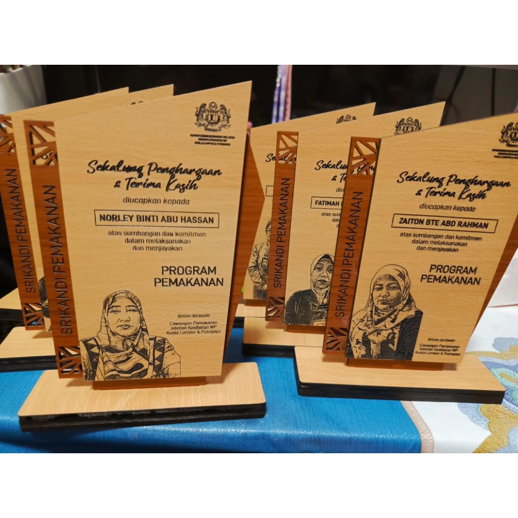 WOOD ENGRAVE TROPHY with Potret ( Piala kayu bergambar) | Shopee Malaysia