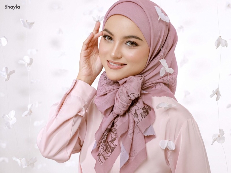 Madeline Signature Fabrics / Madeline Matte Silk Zuhair Square Scartf ...