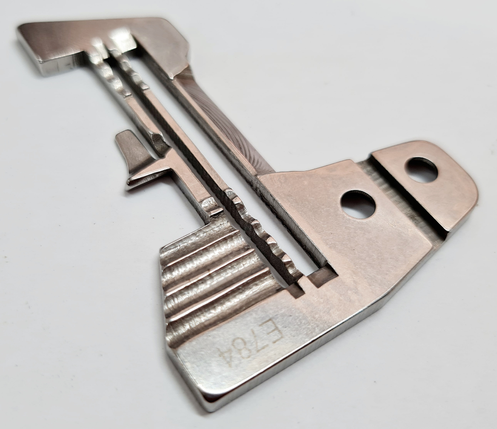 NEEDLE PLATE E784 FOR OVERLOCK SEWING MACHINE // TAPAK E784/737 MESIN ...