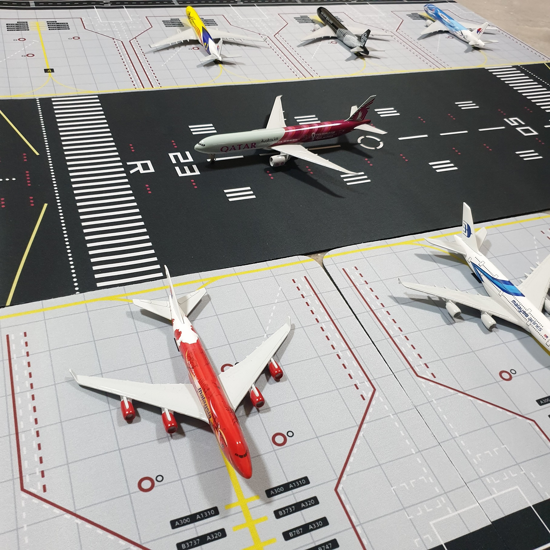 1:400 Airport Aircraft Model GSE Airport Runway + Parking Apron Rubber ...