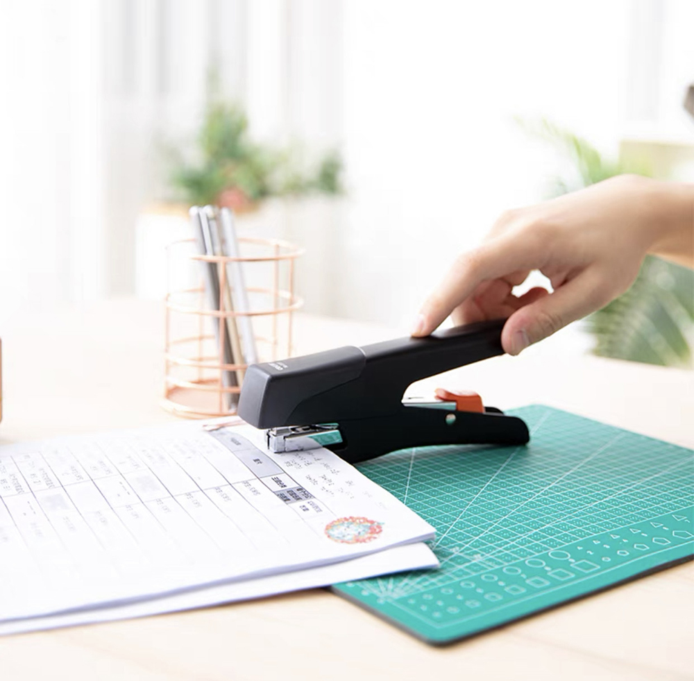 DELI EFFORTLESS PLIER STAPLER 0358 | Shopee Malaysia