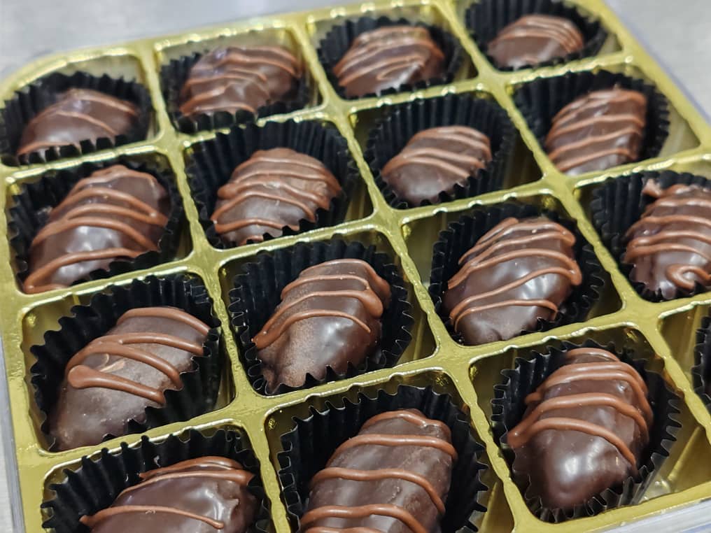 GRANDEUR Dark Chocodates with Roasted Almond Coklat Kurma Berinti ...