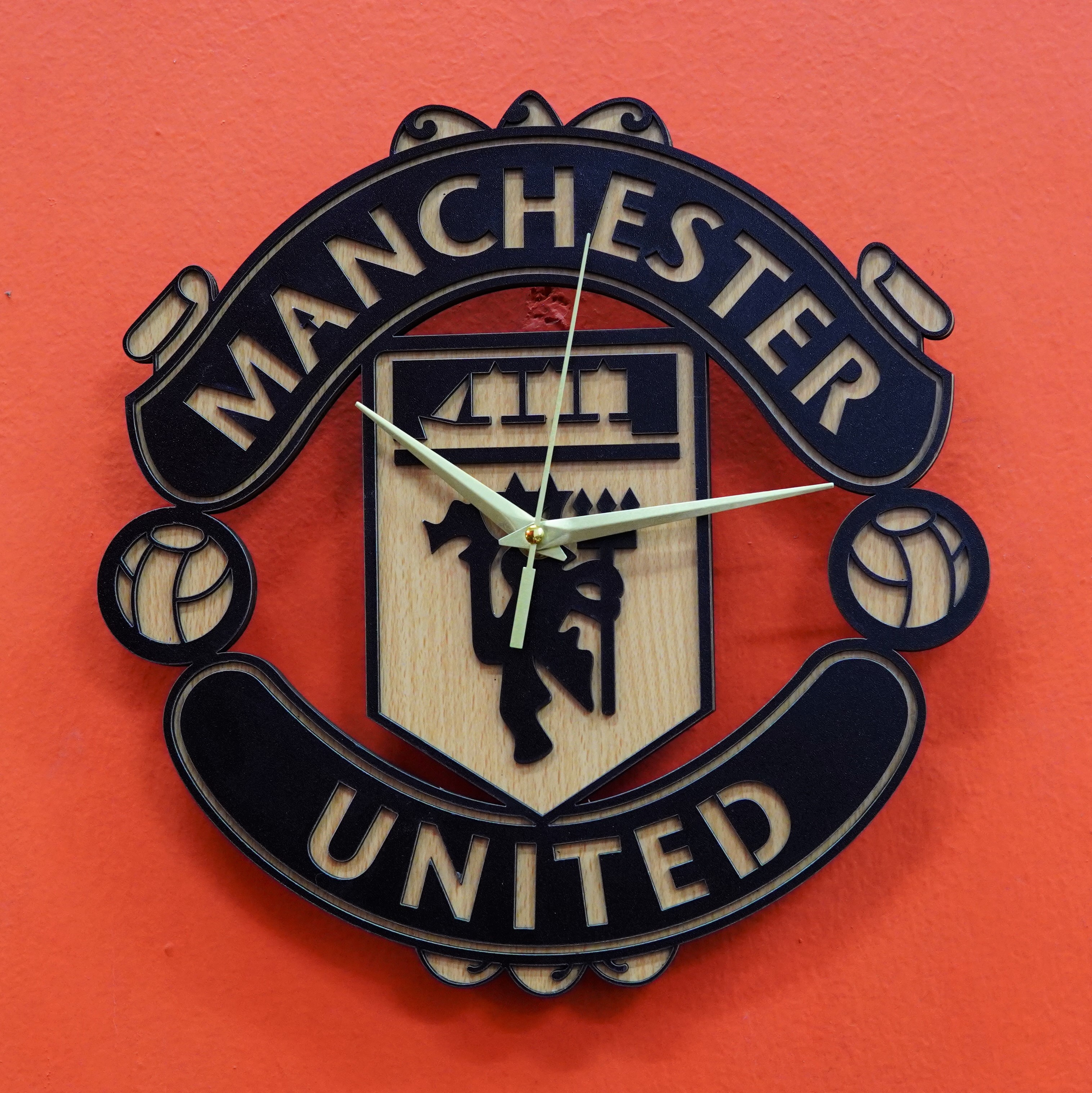 Jam Dinding Kelab Bola Sepak Manchester United Wooden Clock 30cm ...