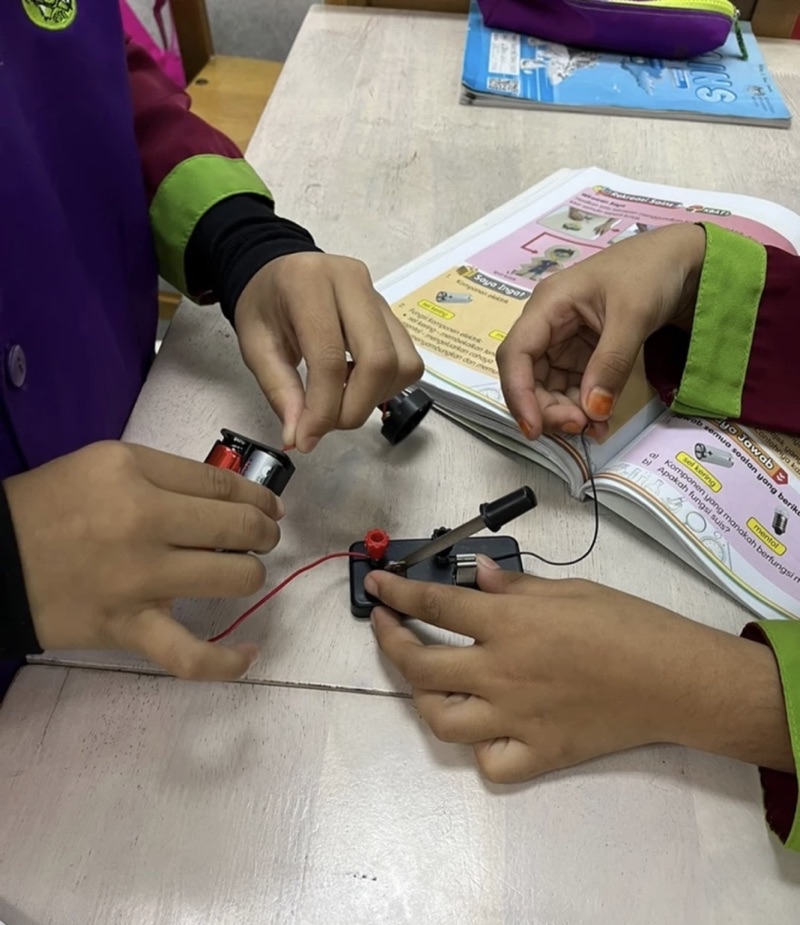 Simple Electric Series Circuit for School Science RBT STEM Project ...