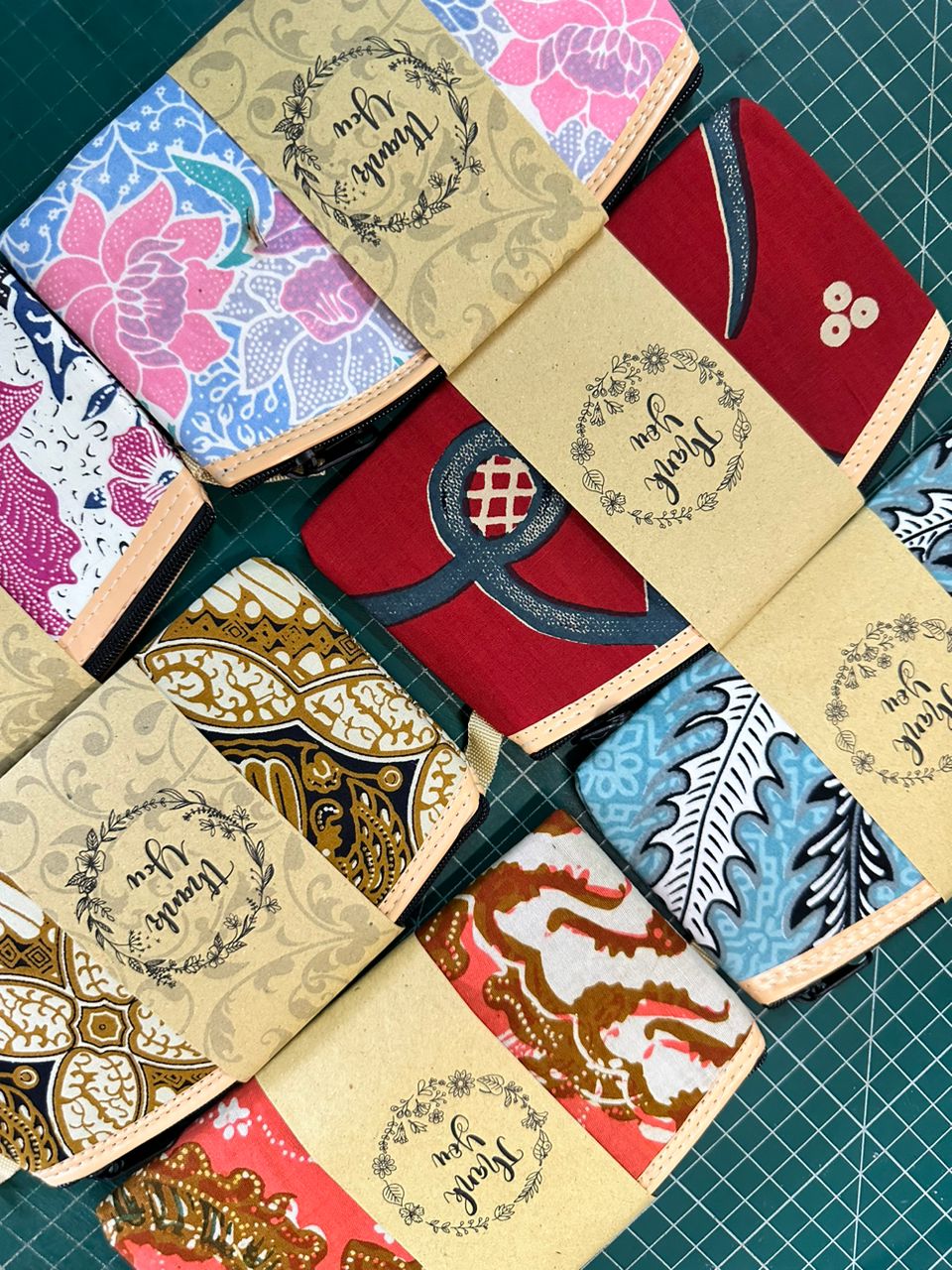 Cenderahati Batik Dompet Zip Bank syiling Saiz 16.5 cm dengan bungkus ...