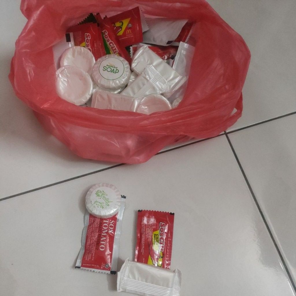 1 kg of chili sauce, ketchup, soyu, wasabi and convenient soap from ...