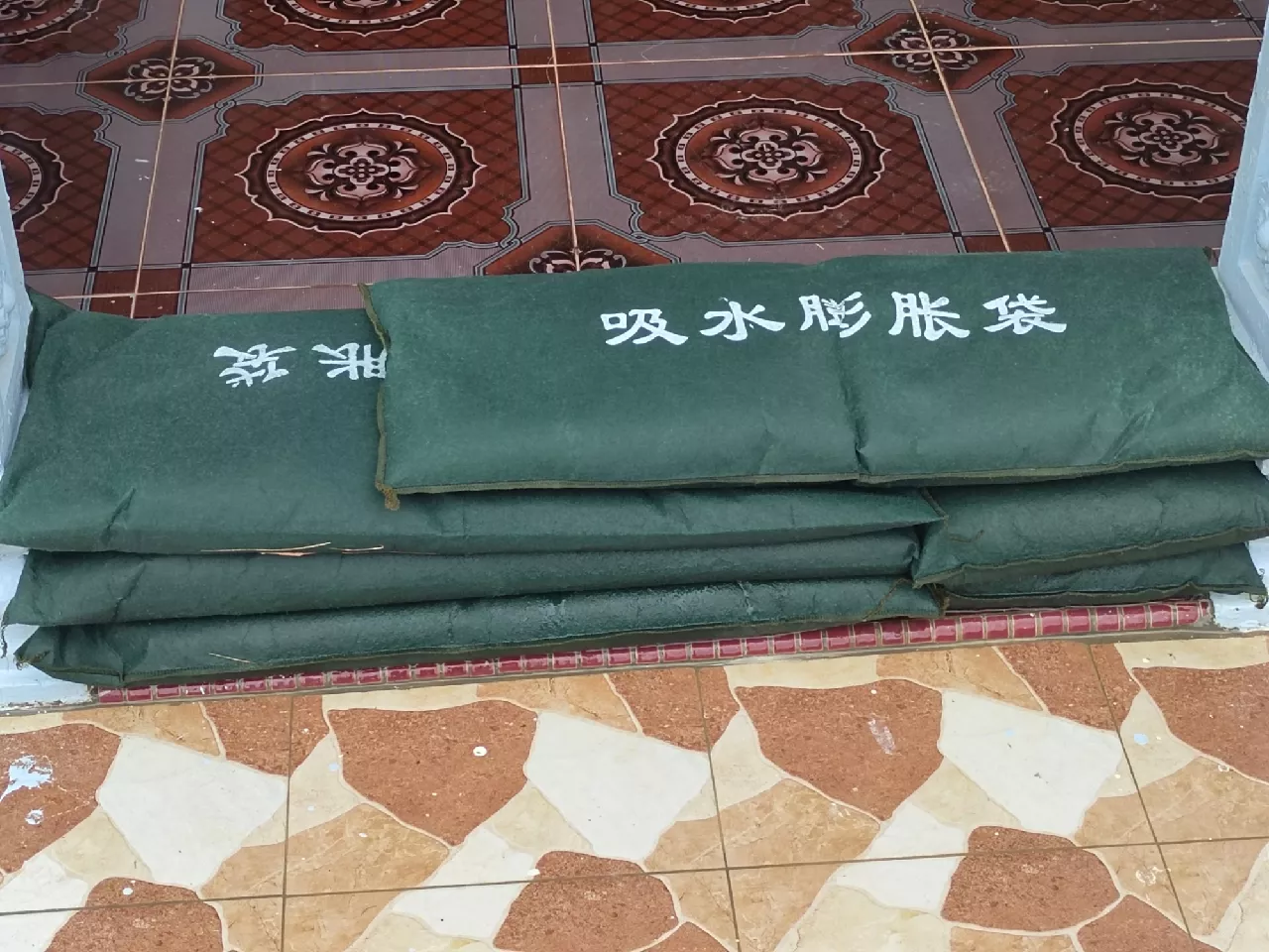 Flood-proof water-absorbent expansion bag Flood Barriers Sandless Sand ...