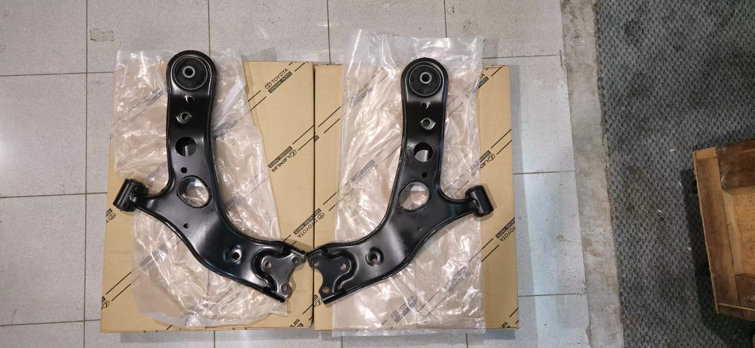 ( 100% ORIGINAL )TOYOTA LOWER ARM FRONT R/L 48068-42060 RH 48069-42060 ...