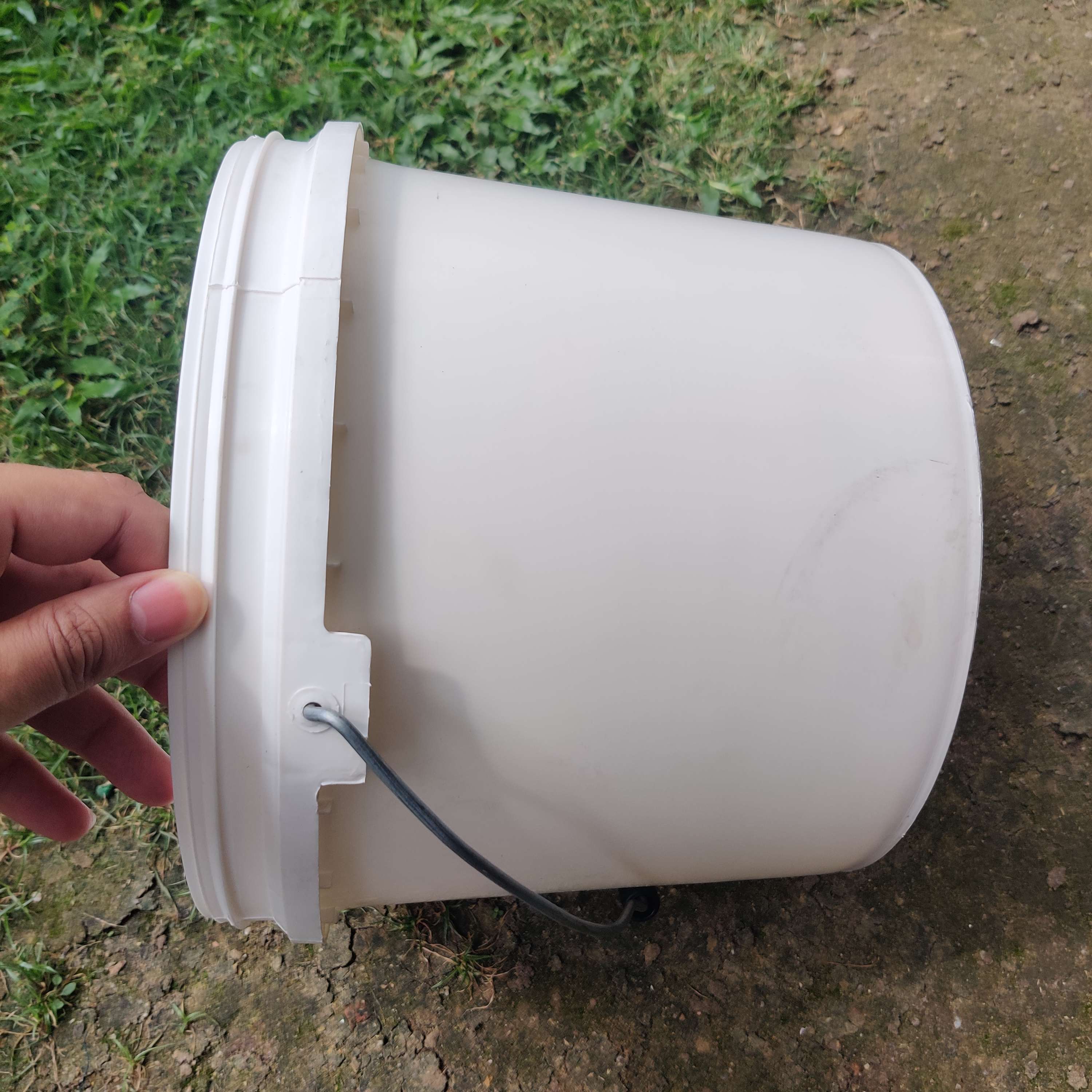 Timba Putih Terpakai 7L boleh jadikan pasu takungan air stool tahan ...