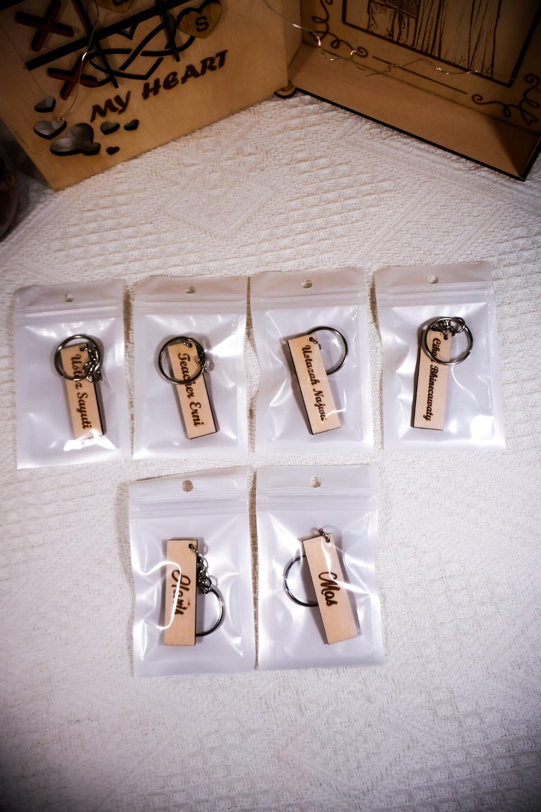 52x25mm wooden keychain kayu custom nama cikgu, murid, pekerja ...