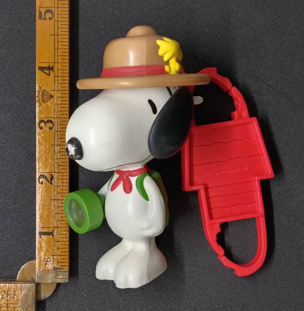 MCDONALDS 2018 PEANUTS SNOOPY CAMPER FLASHLIGHT KEYCHAIN TOY ...