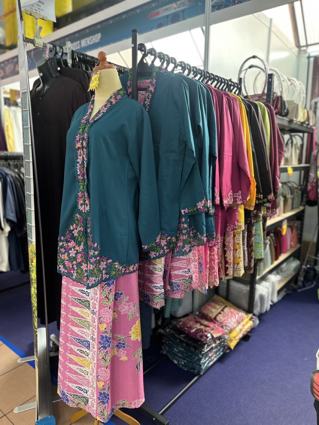 Kebaya Sulam rujuk gambar ( 1 set/siap jahit/ukuran ikut dada) | Shopee ...